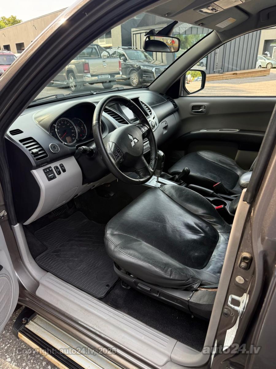 Brūns Mitsubishi l-200 2010 Tallina, ar dzinēja tilpumu 2.50 L un nobraukumu 296 tūkst. km par 7999 €, foto 19 vietnē AUTOMOTO.COM.LV