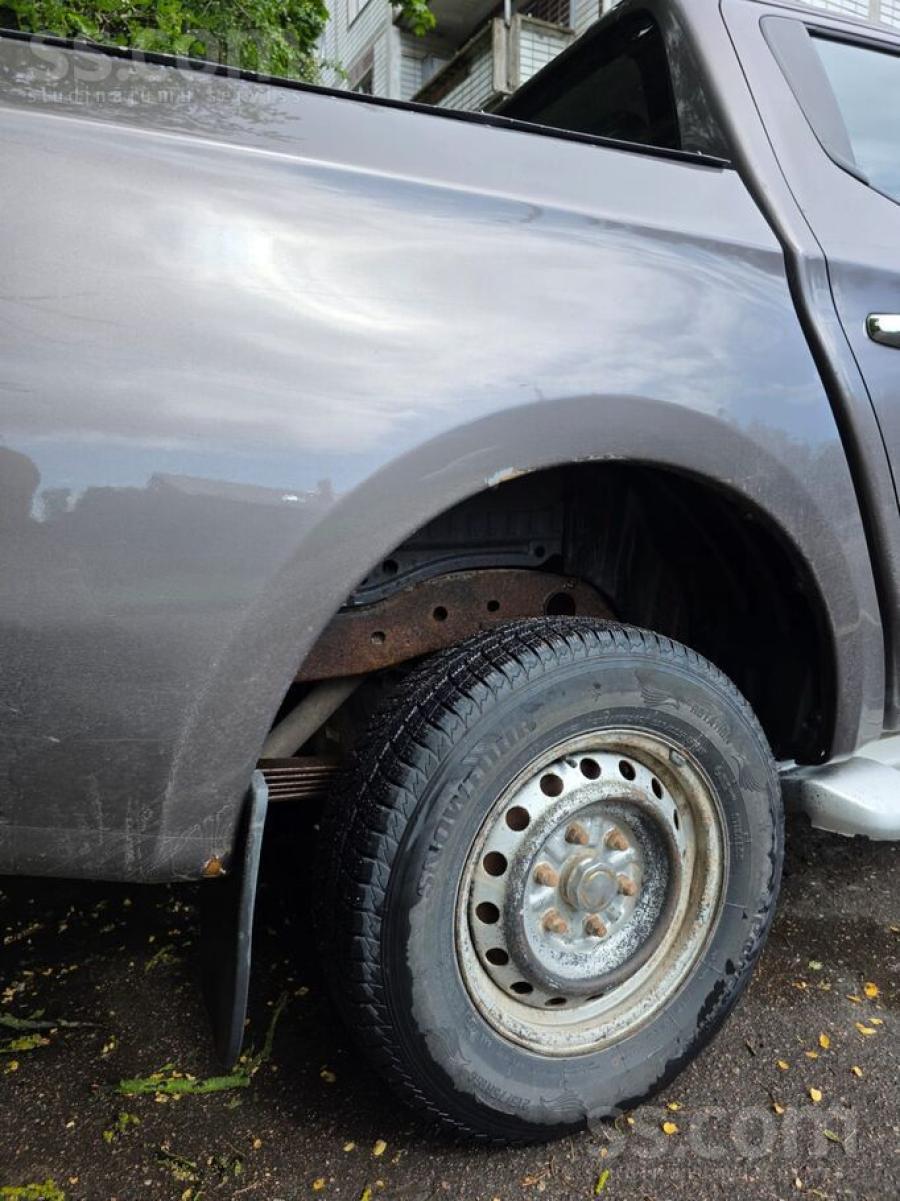 Brown Mitsubishi l-200 2018 in Riga, with an engine capacity of 2.40 L and mileage of 317 thousand km for 9400 €, photo 4 on AUTOMOTO.COM.LV