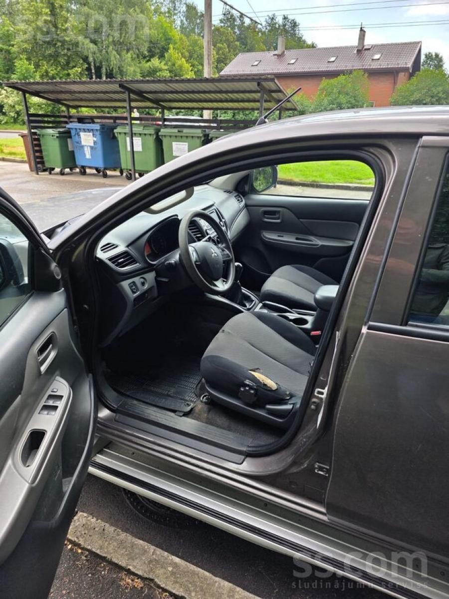 Brown Mitsubishi l-200 2018 in Riga, with an engine capacity of 2.40 L and mileage of 317 thousand km for 9400 €, photo 6 on AUTOMOTO.COM.LV