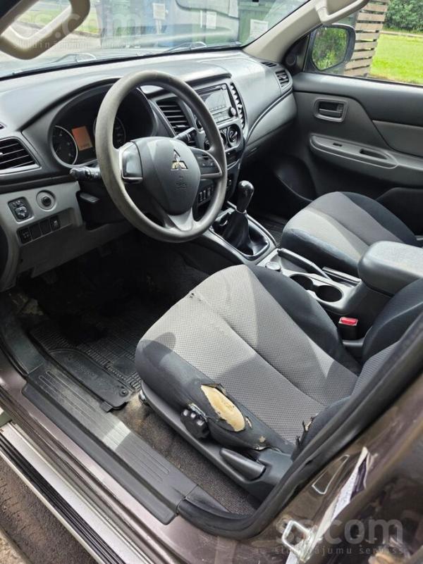Brown Mitsubishi l-200 2018 in Riga, with an engine capacity of 2.40 L and mileage of 317 thousand km for 9400 €, photo 6 on AUTOMOTO.COM.LV