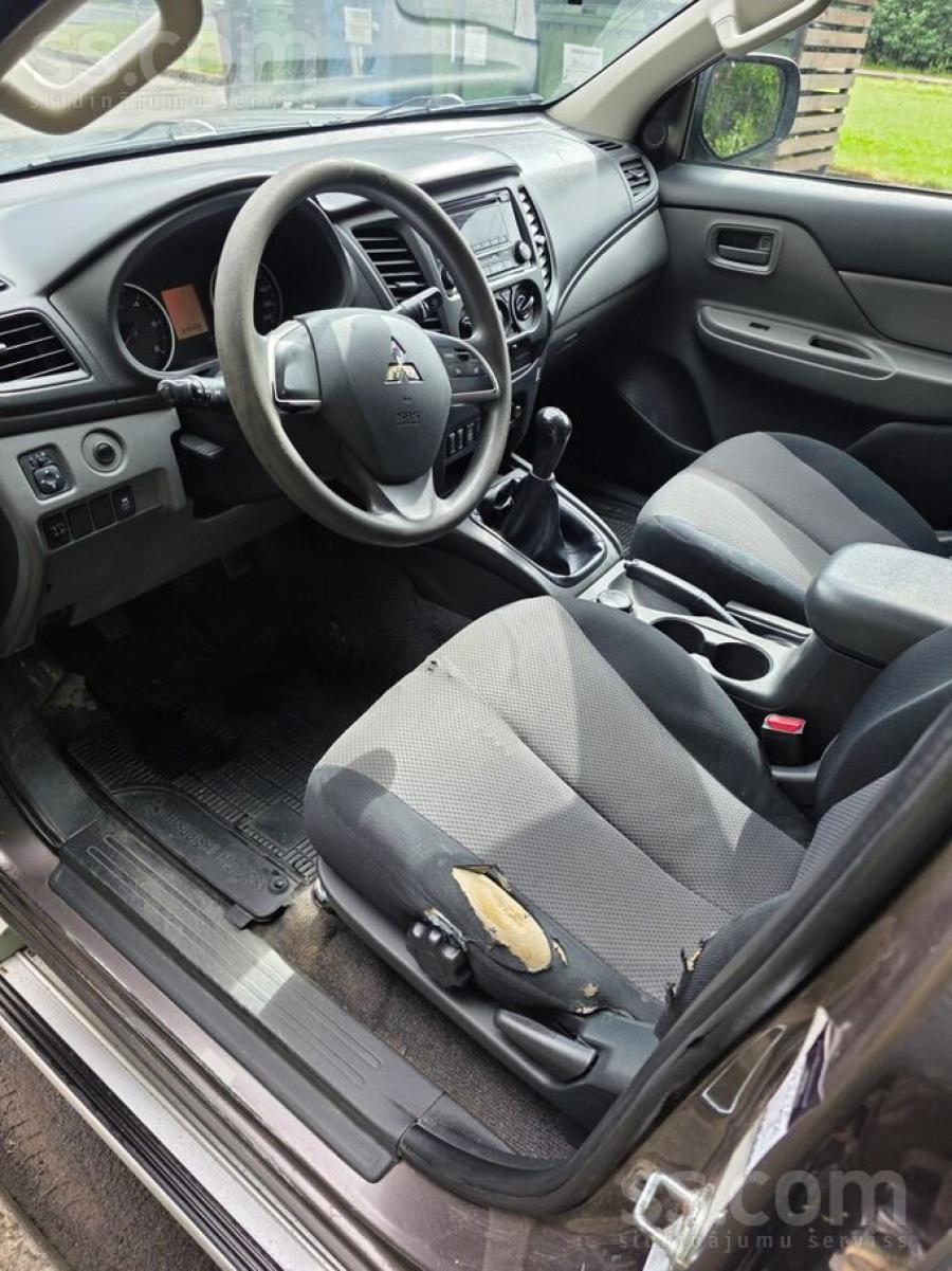 Brown Mitsubishi l-200 2018 in Riga, with an engine capacity of 2.40 L and mileage of 317 thousand km for 9400 €, photo 7 on AUTOMOTO.COM.LV