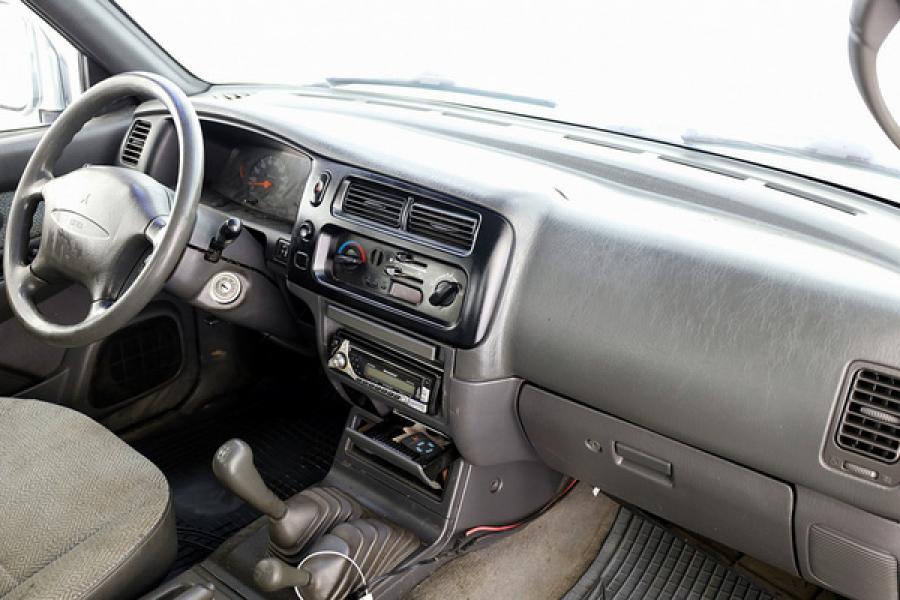 Green Mitsubishi l-200 1997 in Tallinn, with an engine capacity of 2.50 L and mileage of 284 thousand km for 1299 €, photo 6 on AUTOMOTO.COM.LV