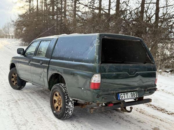 Green Mitsubishi l-200 2006 in Vilnius, with an engine capacity of 2.48 L and mileage of 350 thousand km for 3950 €, photo 3 on AUTOMOTO.COM.LV