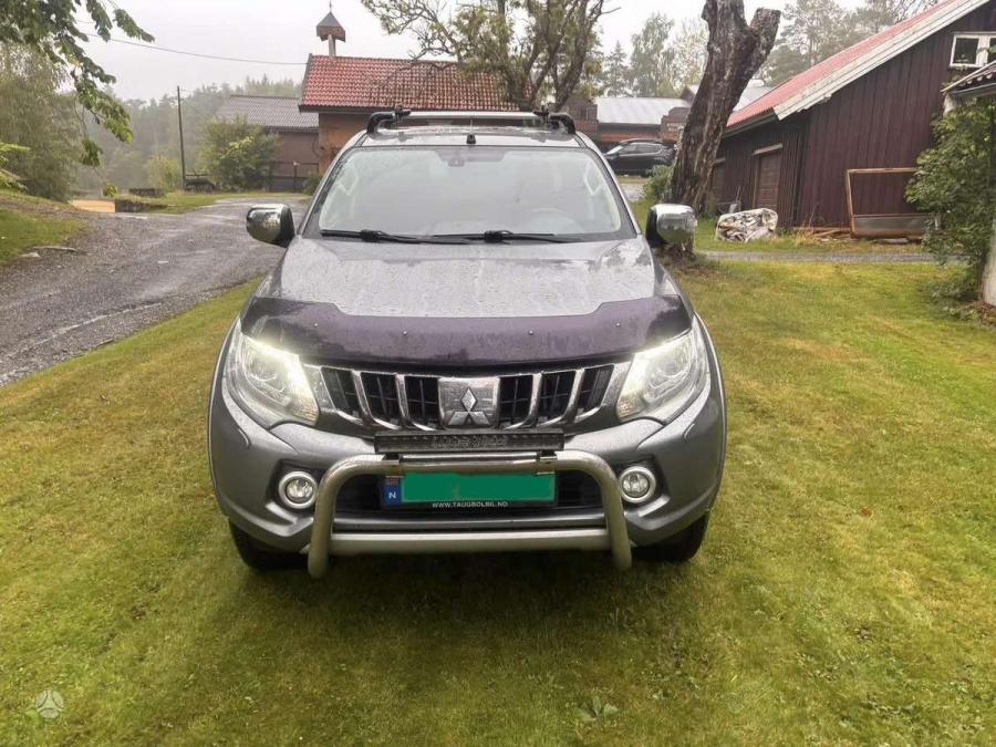 Green Mitsubishi l-200 2019 in Vilnius, with an engine capacity of 2.44 L and mileage of 263 thousand km for 13000 €, photo 3 on AUTOMOTO.COM.LV