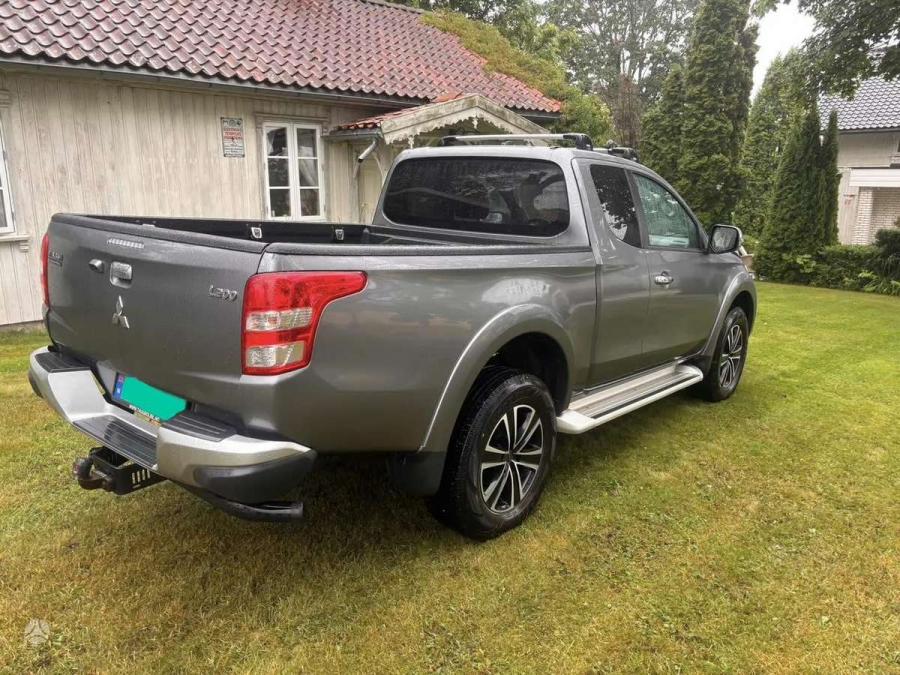 Green Mitsubishi l-200 2019 in Vilnius, with an engine capacity of 2.44 L and mileage of 263 thousand km for 13000 €, photo 6 on AUTOMOTO.COM.LV