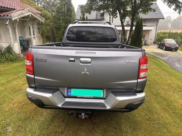 Green Mitsubishi l-200 2019 in Vilnius, with an engine capacity of 2.44 L and mileage of 263 thousand km for 13000 €, photo 7 on AUTOMOTO.COM.LV