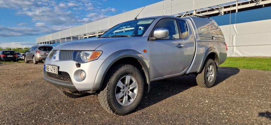 Grey Mitsubishi l-200 2006 in Riga, with an engine capacity of 2.50 L and mileage of 337 thousand km for 8725 €, photo 1 on AUTOMOTO.COM.LV