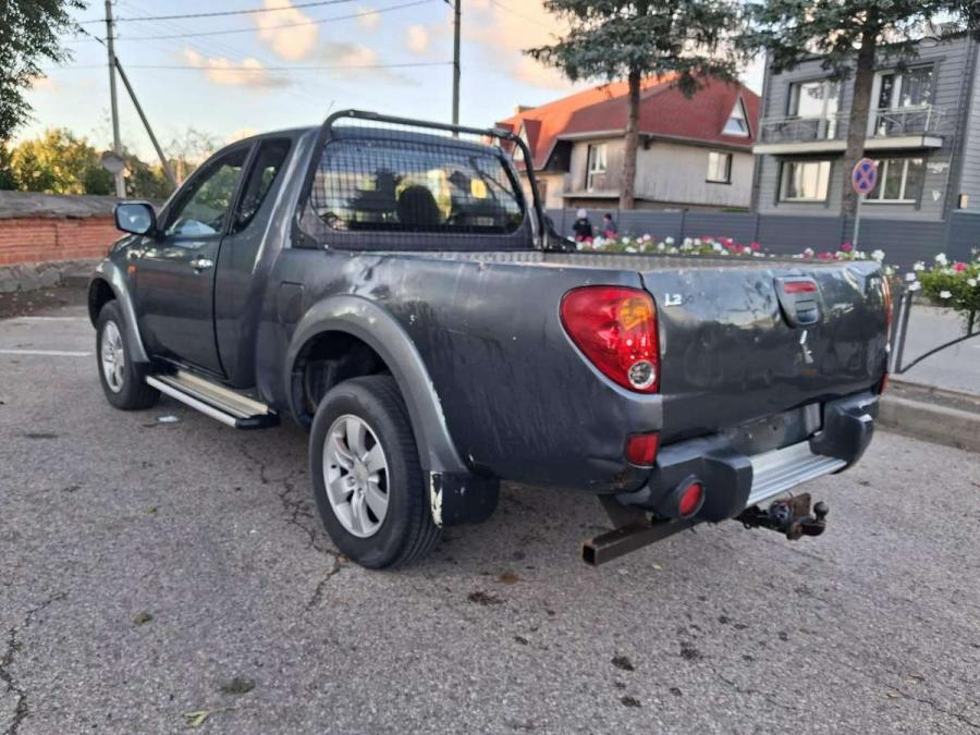 Grey Mitsubishi l-200 2006 in Raseiniai, with an engine capacity of 2.48 L and mileage of 204 thousand km for 3800 €, photo 3 on AUTOMOTO.COM.LV