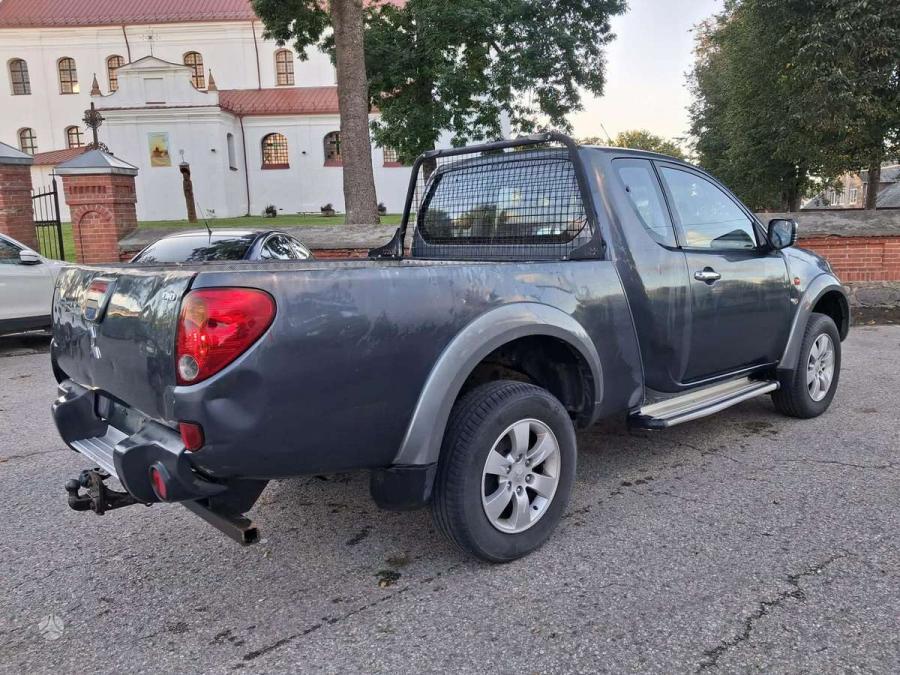 Grey Mitsubishi l-200 2006 in Raseiniai, with an engine capacity of 2.48 L and mileage of 204 thousand km for 3800 €, photo 5 on AUTOMOTO.COM.LV
