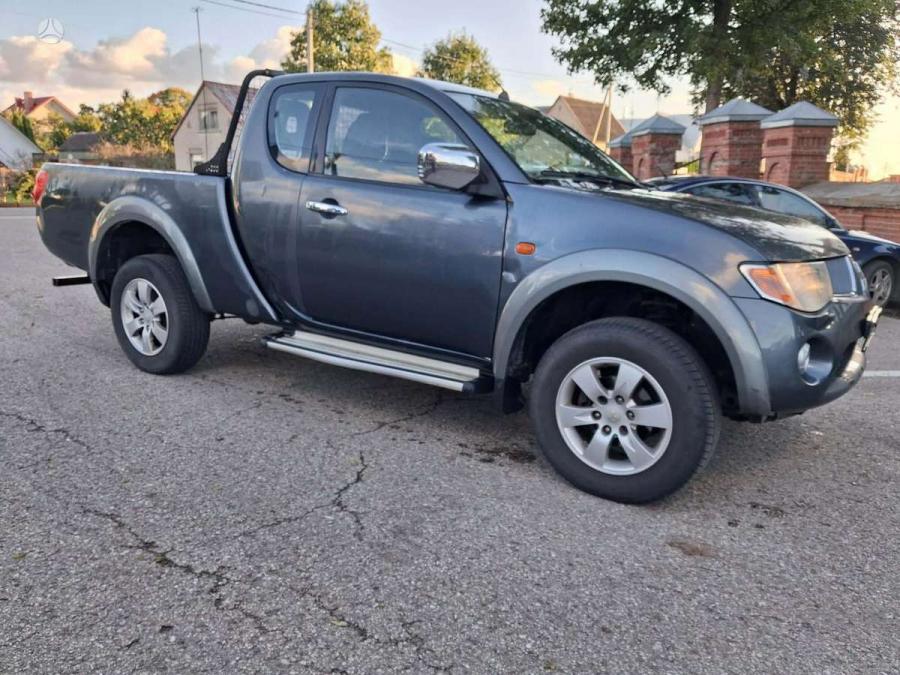 Grey Mitsubishi l-200 2006 in Raseiniai, with an engine capacity of 2.48 L and mileage of 204 thousand km for 3800 €, photo 7 on AUTOMOTO.COM.LV