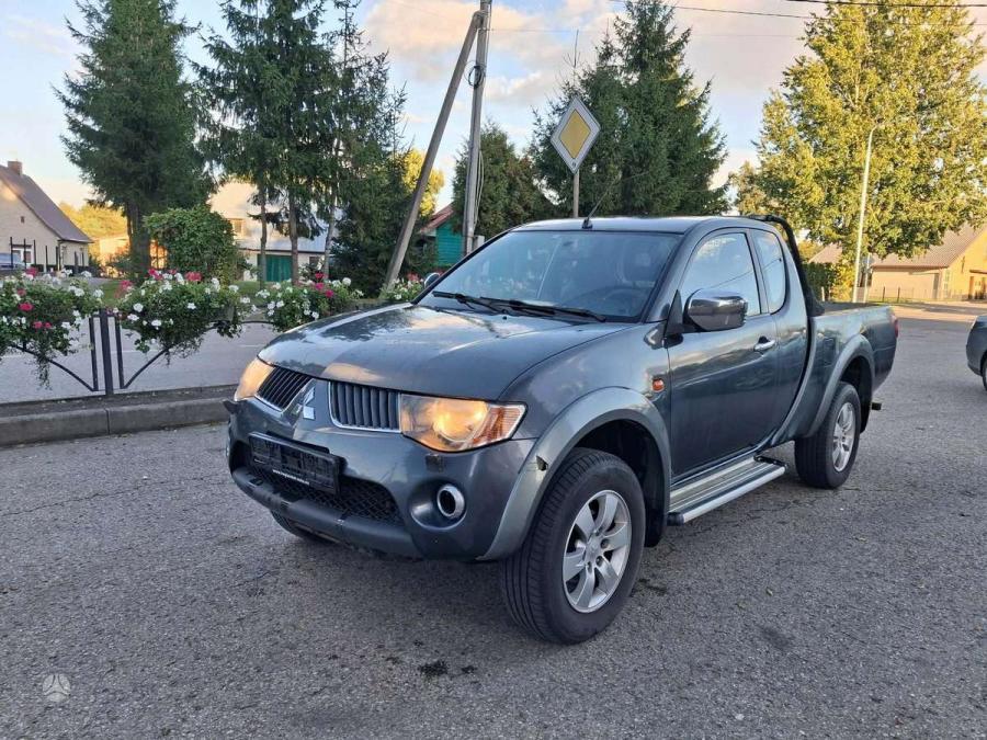 Grey Mitsubishi l-200 2006 in Raseiniai, with an engine capacity of 2.48 L and mileage of 204 thousand km for 3800 €, photo 9 on AUTOMOTO.COM.LV
