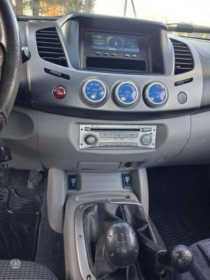 Grey Mitsubishi l-200 2006 in Raseiniai, with an engine capacity of 2.48 L and mileage of 204 thousand km for 3800 €, photo 13 on AUTOMOTO.COM.LV
