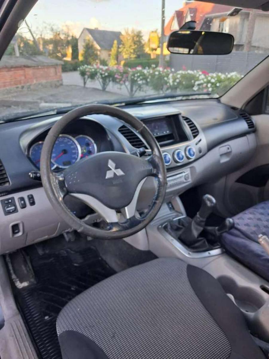 Grey Mitsubishi l-200 2006 in Raseiniai, with an engine capacity of 2.48 L and mileage of 204 thousand km for 3800 €, photo 14 on AUTOMOTO.COM.LV