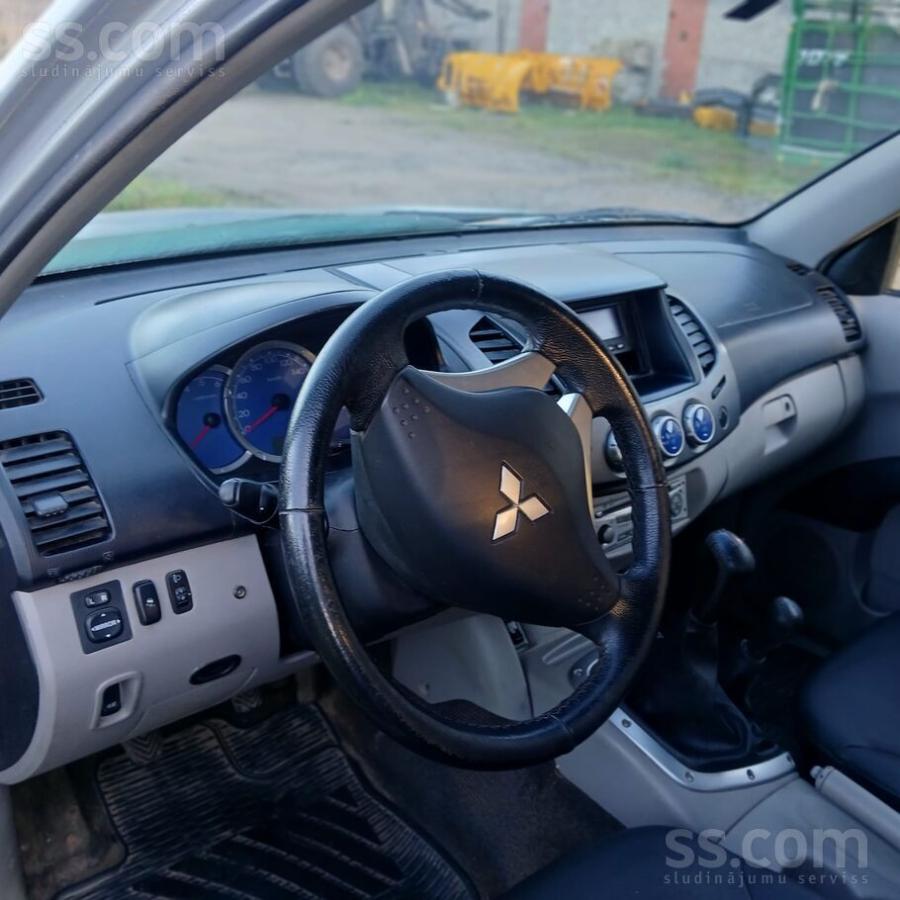 Grey Mitsubishi l-200 2006 in Ventspils, with an engine capacity of 2.50 L and mileage of 301 thousand km for 4500 €, photo 3 on AUTOMOTO.COM.LV