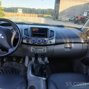 Grey Mitsubishi l-200 2006 in Ventspils, with an engine capacity of 2.50 L and mileage of 301 thousand km for 4500 €, photo 4 on AUTOMOTO.COM.LV