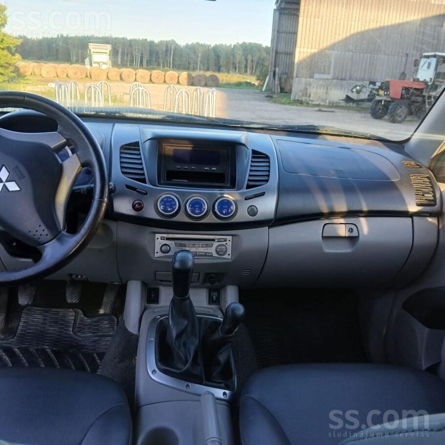 Grey Mitsubishi l-200 2006 in Ventspils, with an engine capacity of 2.50 L and mileage of 301 thousand km for 4500 €, photo 4 on AUTOMOTO.COM.LV