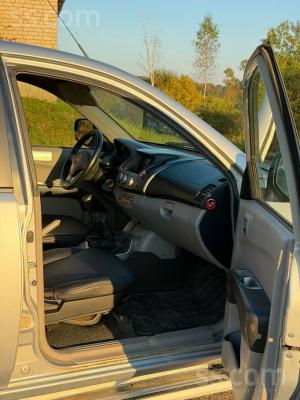 Grey Mitsubishi l-200 2006 in Ventspils, with an engine capacity of 2.50 L and mileage of 301 thousand km for 4500 €, photo 10 on AUTOMOTO.COM.LV
