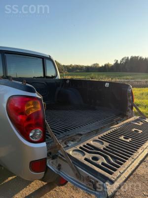 Grey Mitsubishi l-200 2006 in Ventspils, with an engine capacity of 2.50 L and mileage of 301 thousand km for 4500 €, photo 14 on AUTOMOTO.COM.LV
