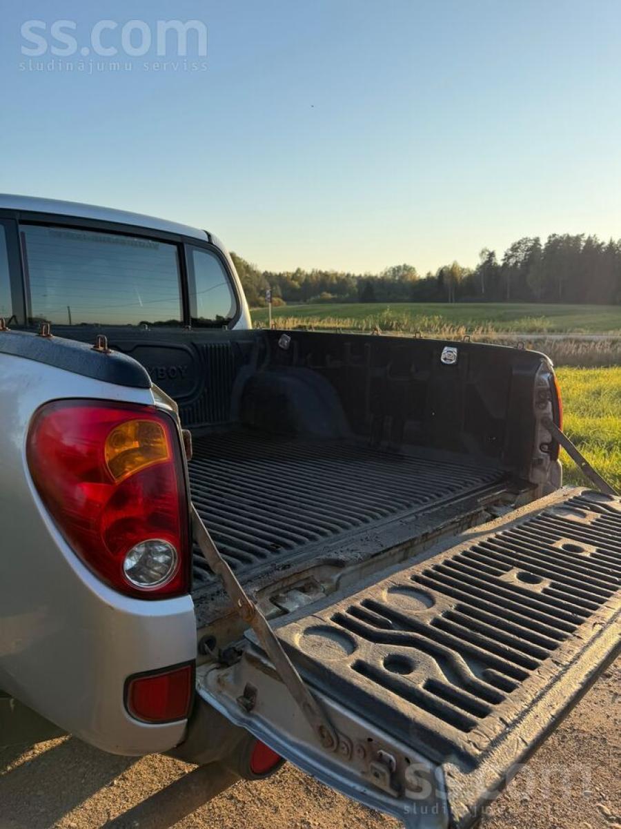 Grey Mitsubishi l-200 2006 in Ventspils, with an engine capacity of 2.50 L and mileage of 301 thousand km for 4500 €, photo 14 on AUTOMOTO.COM.LV