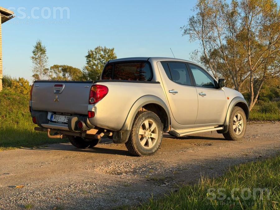 Grey Mitsubishi l-200 2006 in Ventspils, with an engine capacity of 2.50 L and mileage of 301 thousand km for 4500 €, photo 15 on AUTOMOTO.COM.LV