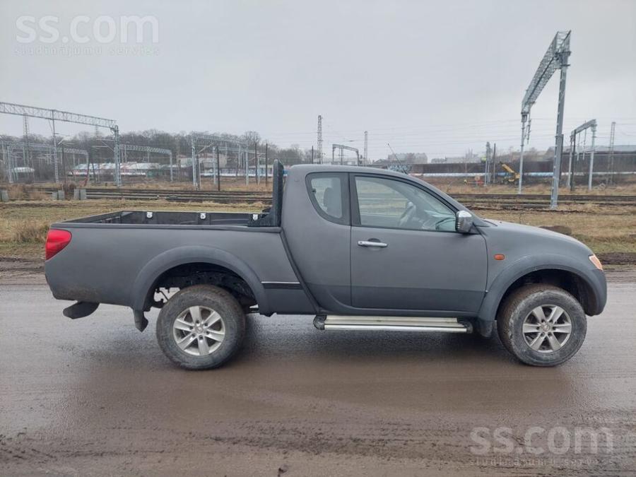 Grey Mitsubishi l-200 2007 in Riga, with an engine capacity of 2.50 L and mileage of 255 thousand km for 4700 €, photo 4 on AUTOMOTO.COM.LV