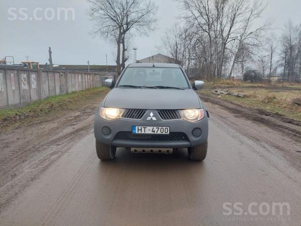 Grey Mitsubishi l-200 2007 in Riga, with an engine capacity of 2.50 L and mileage of 255 thousand km for 4700 €, photo 5 on AUTOMOTO.COM.LV