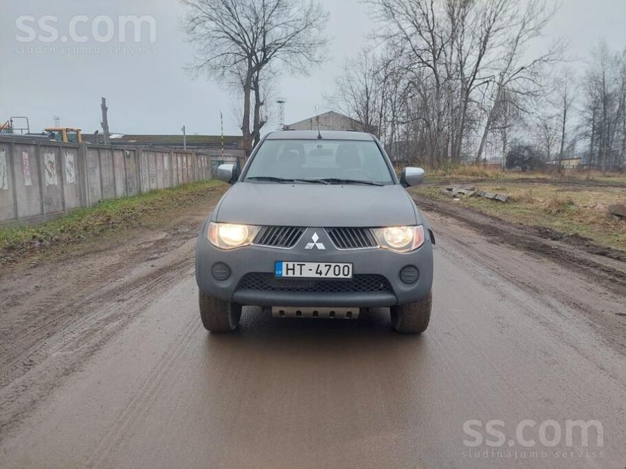 Grey Mitsubishi l-200 2007 in Riga, with an engine capacity of 2.50 L and mileage of 255 thousand km for 4700 €, photo 5 on AUTOMOTO.COM.LV