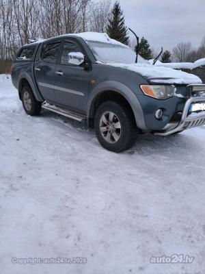 Pelēks Mitsubishi l-200 2007 Kuresāre, ar dzinēja tilpumu 2.50 L un nobraukumu 280 tūkst. km par 8500 €, foto  vietnē AUTOMOTO.COM.LV