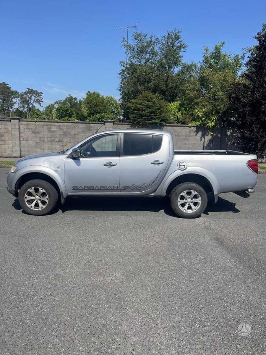 Grey Mitsubishi l-200 2011 in Kaunas, with an engine capacity of 2.50 L and mileage of 278 thousand km for 5300 €, photo 6 on AUTOMOTO.COM.LV