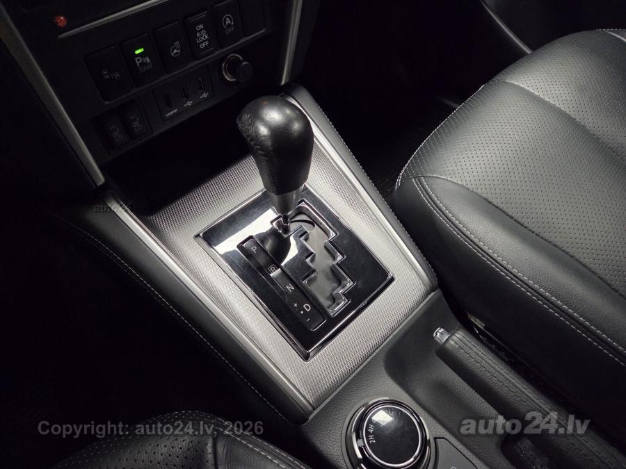 Grey Mitsubishi l-200 2021 in Tallinn, with an engine capacity of 2.30 L and mileage of 117 thousand km for 27900 €, photo 13 on AUTOMOTO.COM.LV