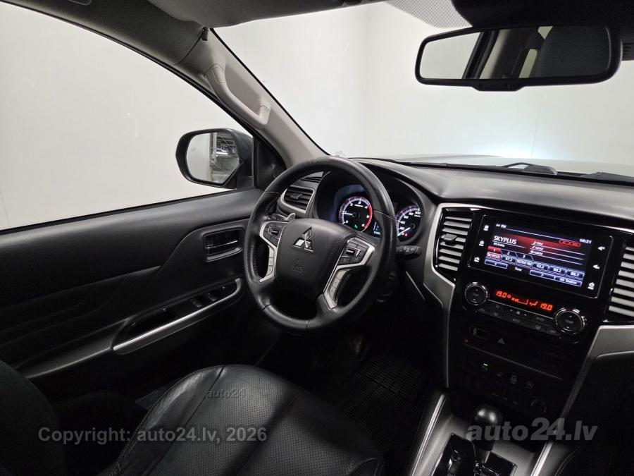 Grey Mitsubishi l-200 2021 in Tallinn, with an engine capacity of 2.30 L and mileage of 117 thousand km for 27900 €, photo 14 on AUTOMOTO.COM.LV