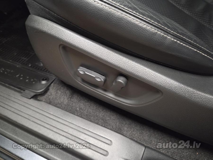 Grey Mitsubishi l-200 2021 in Tallinn, with an engine capacity of 2.30 L and mileage of 117 thousand km for 27900 €, photo 21 on AUTOMOTO.COM.LV