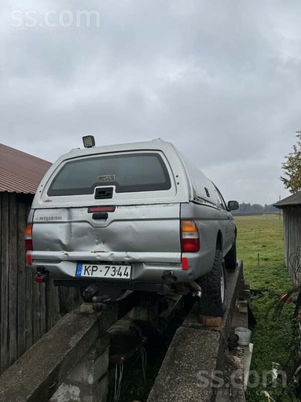 Grey Mitsubishi l-200 2001 in Liepaja, with an engine capacity of 2.50 L and mileage of 270 thousand km for 2500 €, photo 5 on AUTOMOTO.COM.LV