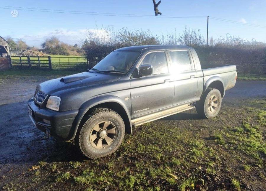 Grey Mitsubishi l-200 2005 in Raseiniai, with an engine capacity of 2.48 L and mileage of 170 thousand km for 2800 €, photo 1 on AUTOMOTO.COM.LV