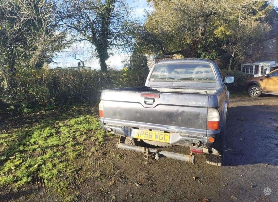 Grey Mitsubishi l-200 2005 in Raseiniai, with an engine capacity of 2.48 L and mileage of 170 thousand km for 2800 €, photo 4 on AUTOMOTO.COM.LV