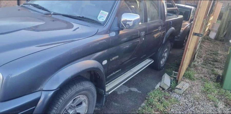 Grey Mitsubishi l-200 2006 in Raseiniai, with an engine capacity of 2.48 L and mileage of 230 thousand km for 4000 €, photo 3 on AUTOMOTO.COM.LV
