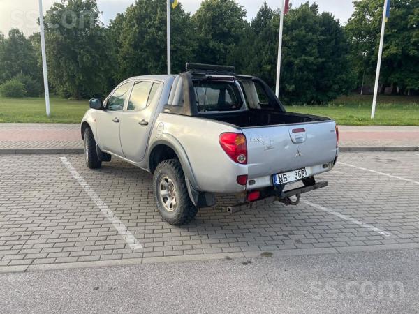 Grey Mitsubishi l-200 2007 in Liepaja, with an engine capacity of 2.40 L and mileage of 296 thousand km for 7000 €, photo 4 on AUTOMOTO.COM.LV