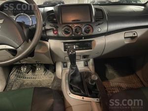 Grey Mitsubishi l-200 2007 in Liepaja, with an engine capacity of 2.40 L and mileage of 296 thousand km for 7000 €, photo 7 on AUTOMOTO.COM.LV