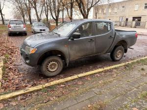 Pelēks Mitsubishi l-200 2008 Viļņa, ar dzinēja tilpumu 2.48 L un nobraukumu 335 tūkst. km par 6000 €, foto 3 vietnē AUTOMOTO.COM.LV