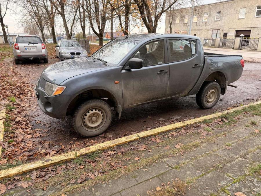Pelēks Mitsubishi l-200 2008 Viļņa, ar dzinēja tilpumu 2.48 L un nobraukumu 335 tūkst. km par 6000 €, foto 3 vietnē AUTOMOTO.COM.LV