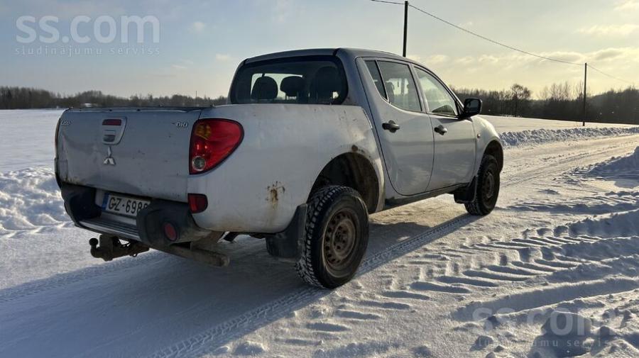 Pelēks Mitsubishi l-200 2008 Krāslava, ar dzinēja tilpumu 2.50 L un nobraukumu 385 tūkst. km par 5300 €, foto 4 vietnē AUTOMOTO.COM.LV
