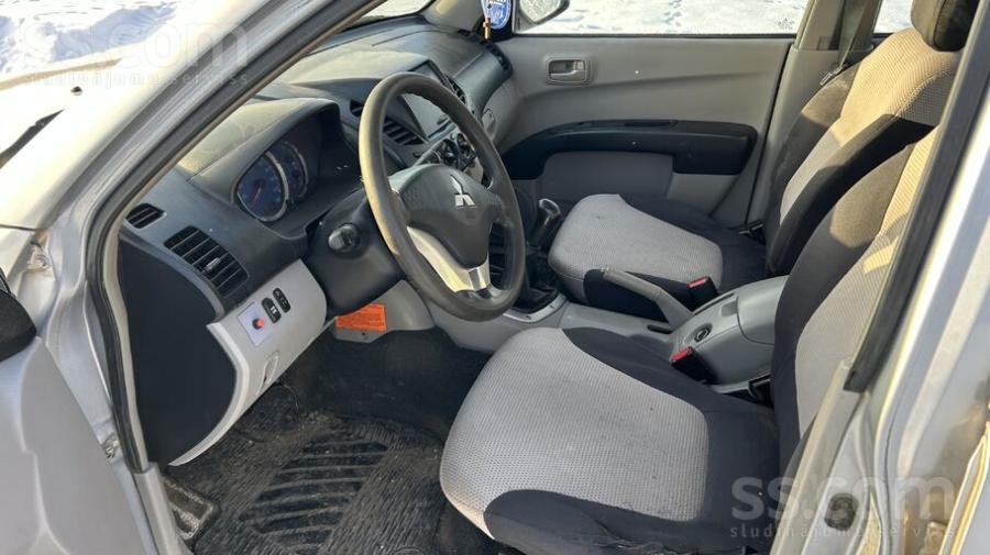 Pelēks Mitsubishi l-200 2008 Krāslava, ar dzinēja tilpumu 2.50 L un nobraukumu 385 tūkst. km par 5300 €, foto 11 vietnē AUTOMOTO.COM.LV