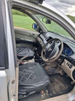 Grey Mitsubishi l-200 2009 in Siauliai, with an engine capacity of 2.48 L and mileage of 191 thousand km for 2700 €, photo 5 on AUTOMOTO.COM.LV