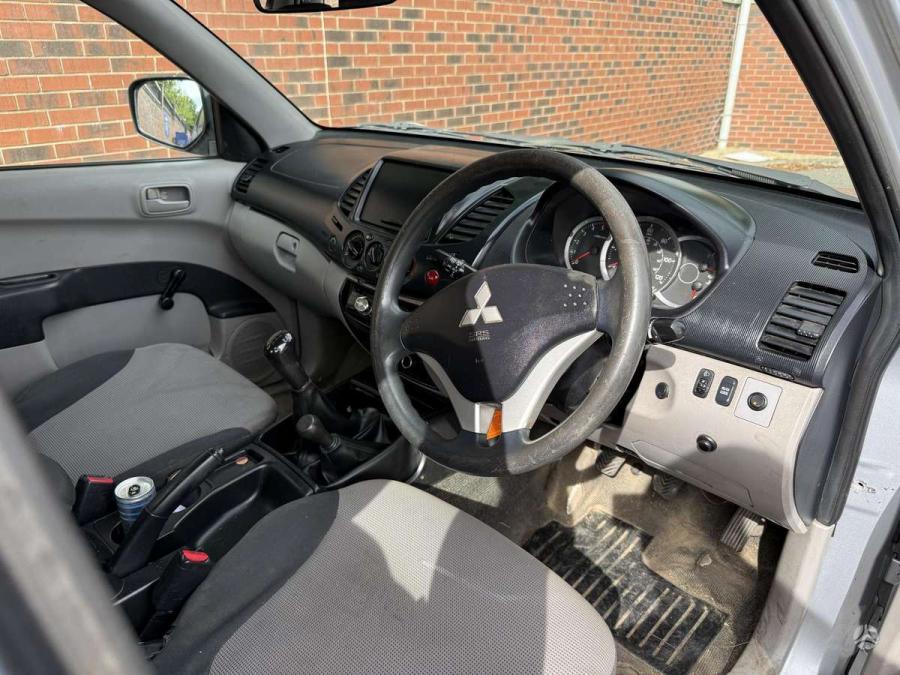 Grey Mitsubishi l-200 2010 in Riga, with an engine capacity of 2.48 L and mileage of 340 thousand km for 4700 €, photo 7 on AUTOMOTO.COM.LV