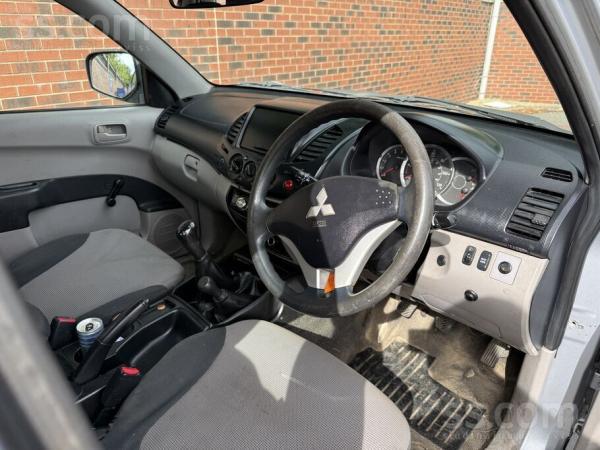 Pelēks Mitsubishi l-200 2010 Rīga, ar dzinēja tilpumu 2.50 L un nobraukumu 340 tūkst. km par 4700 €, foto 7 vietnē AUTOMOTO.COM.LV