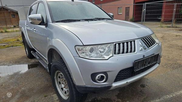 Pelēks Mitsubishi l-200 2011 Rokiškis, ar dzinēja tilpumu 2.50 L un nobraukumu 227 tūkst. km par 4600 €, foto 3 vietnē AUTOMOTO.COM.LV