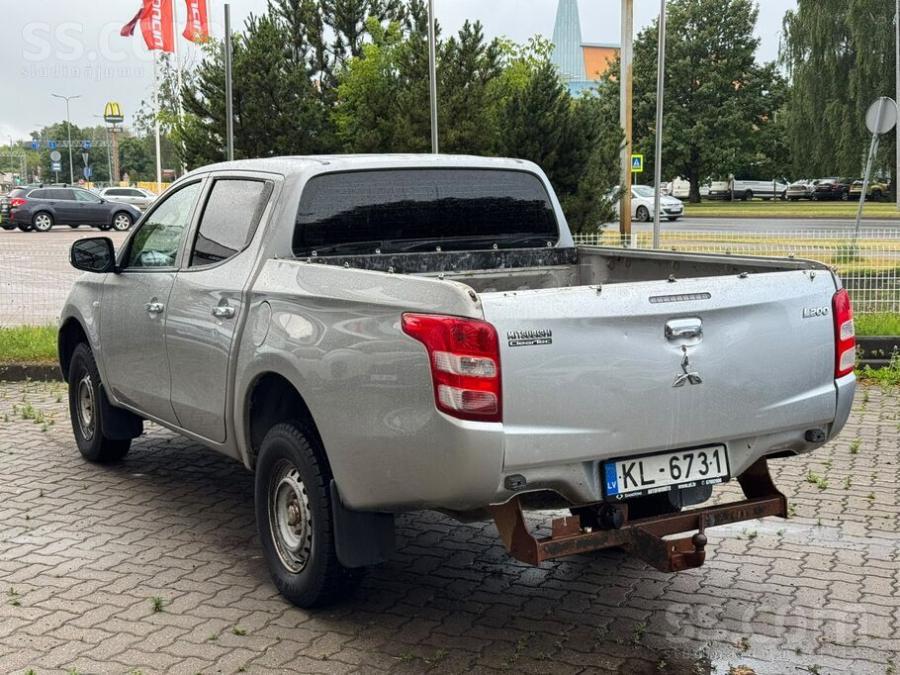 Grey Mitsubishi l-200 2016 in Riga, with an engine capacity of 2.50 L and mileage of 279 thousand km for 10450 €, photo 4 on AUTOMOTO.COM.LV
