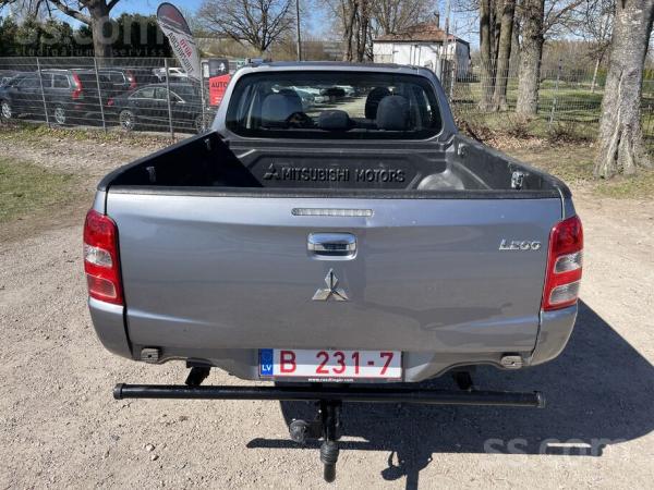 Grey Mitsubishi l-200 2019 in Riga, with an engine capacity of 2.40 L and mileage of 257 thousand km for 14990 €, photo 4 on AUTOMOTO.COM.LV