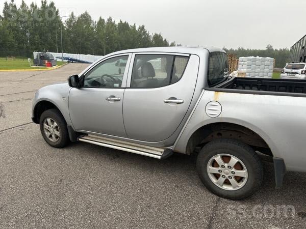Mitsubishi l-200 2012 in Valmiera, with an engine capacity of 2.50 L and mileage of 334 thousand km for 5000 €, photo 3 on AUTOMOTO.COM.LV