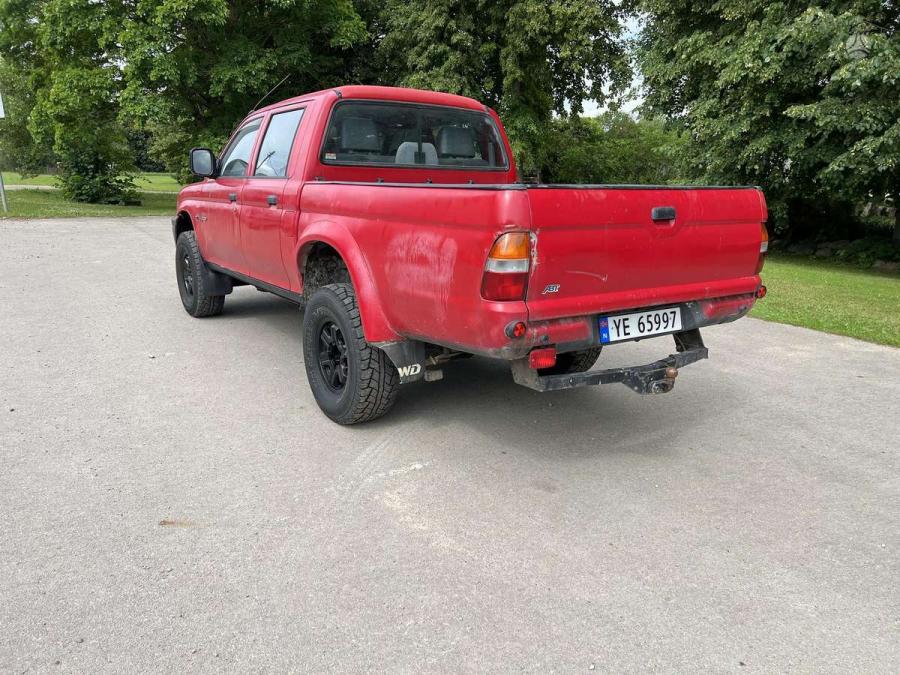 Red Mitsubishi l-200 1998 in Pasvalys, with an engine capacity of 2.50 L and mileage of 300 thousand km for 3650 €, photo 6 on AUTOMOTO.COM.LV